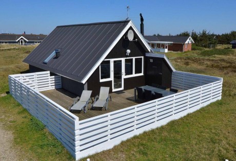 Sommerhus med stor hems og lukket terrasse - Esmark Feriehusudlejning